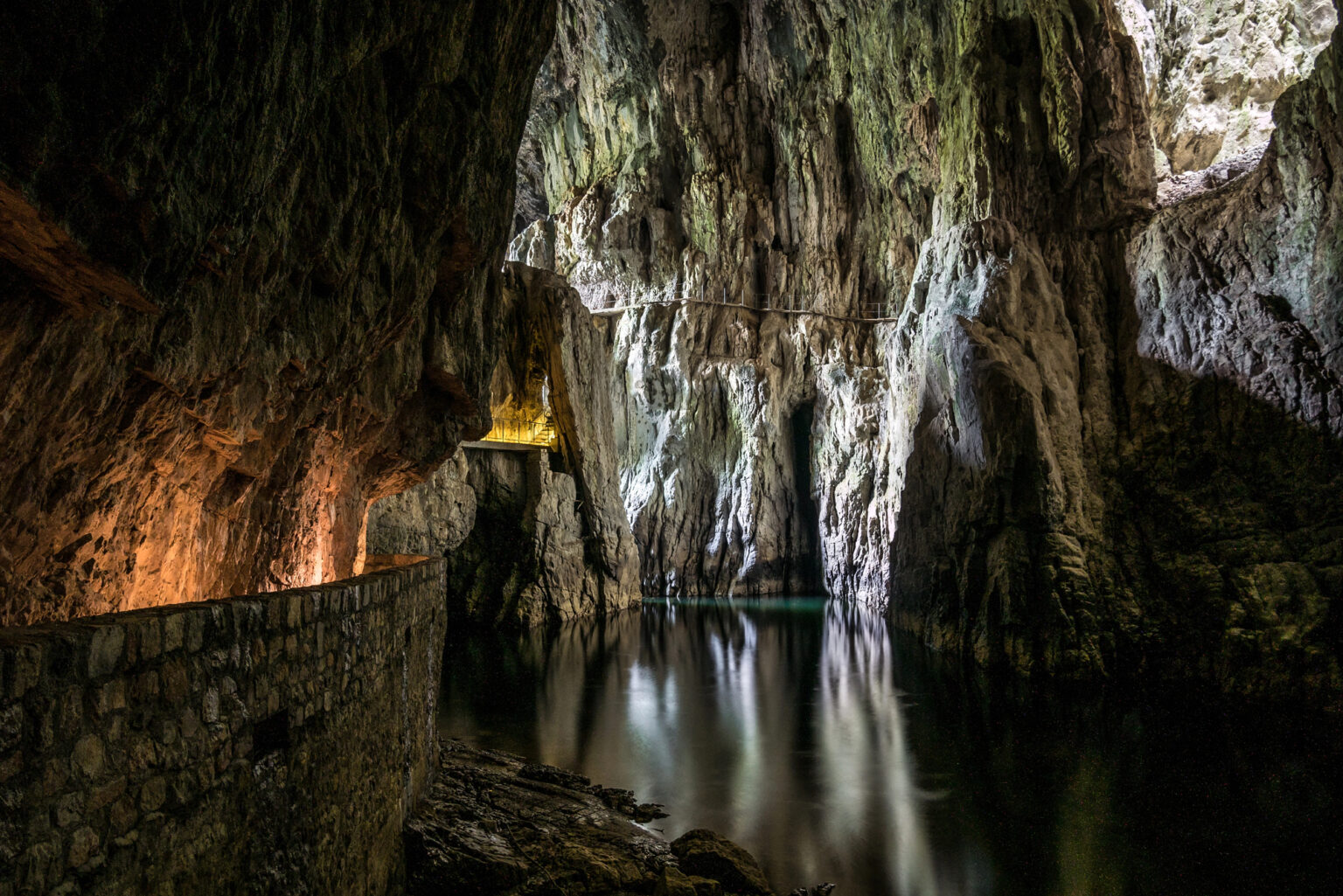 20 Mysterious Underground Caves That Reveal the Past