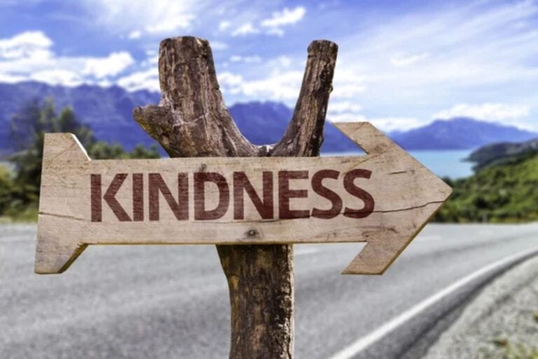 19 Heartwarming Stories of People Helping Strangers in the Most ...