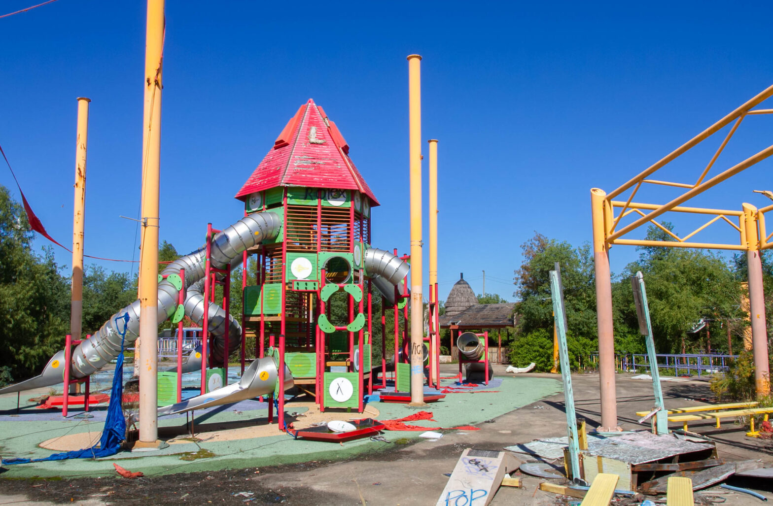 17 Abandoned Amusement Parks and the Stories Behind Them