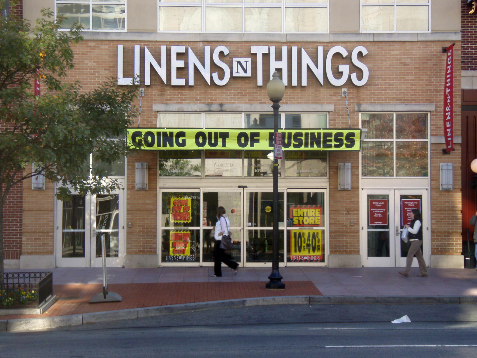 13 Store Chains That Closed in the 2000s