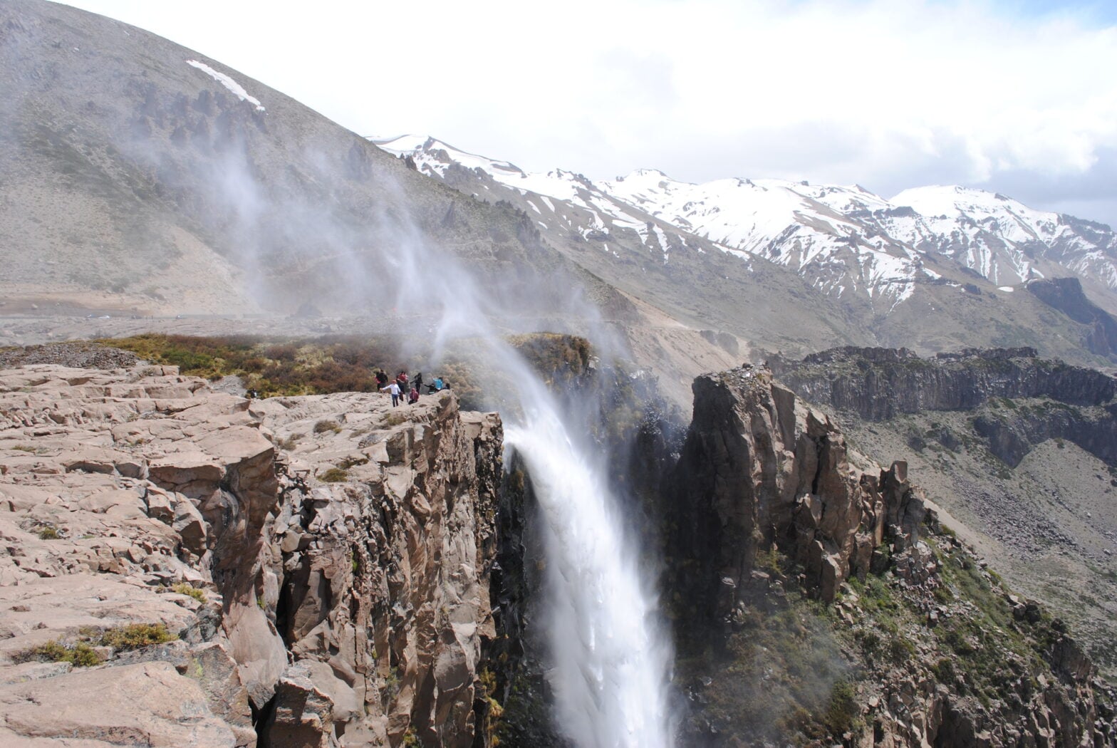 18 Gravity-Defying Phenomena in Nature You Can See