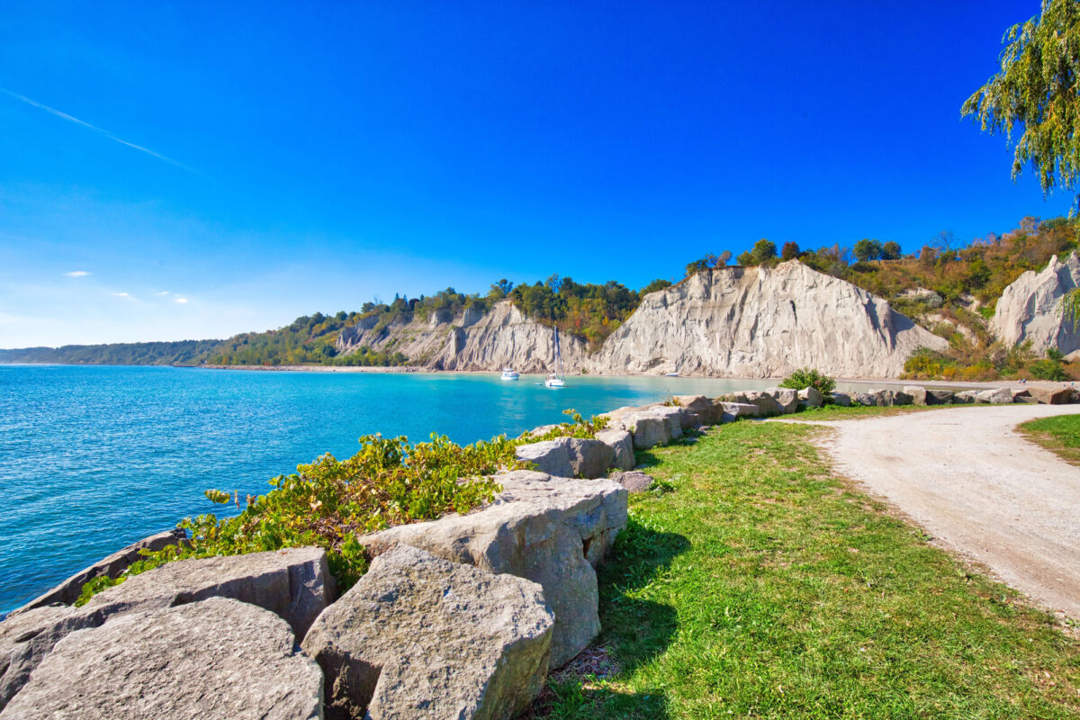 16 Largest Lakes That Are Completely Landlocked