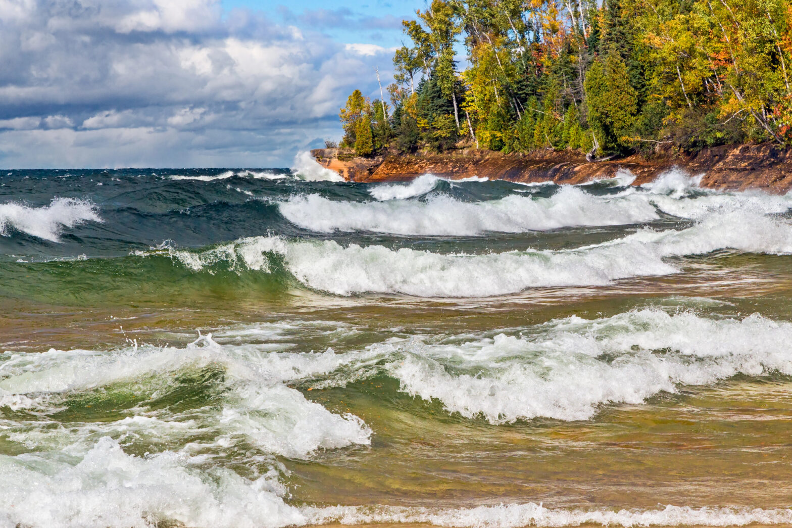 16 Largest Lakes That Are Completely Landlocked