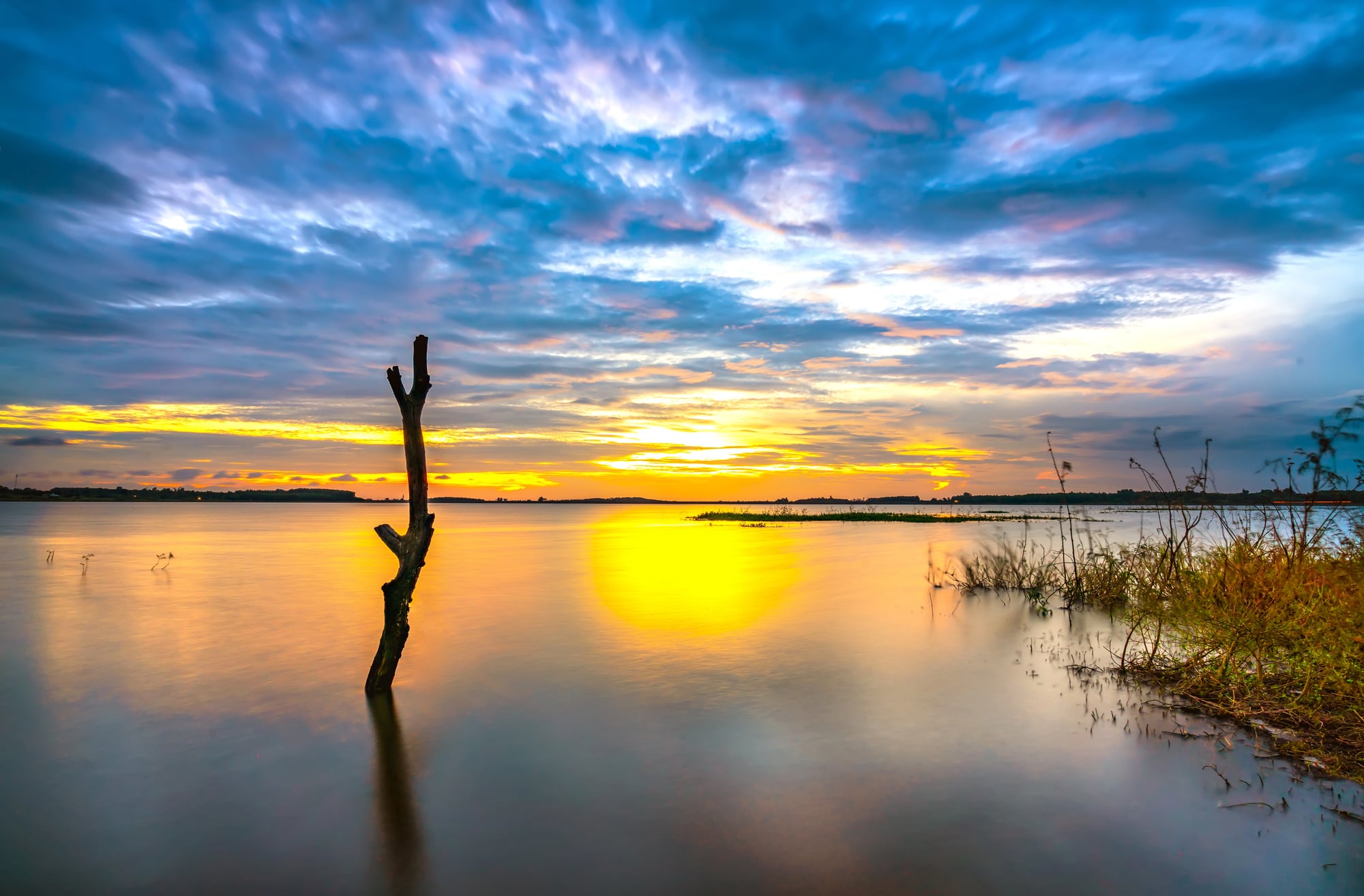 15 Glowing Lakes and Rivers That Look Unreal