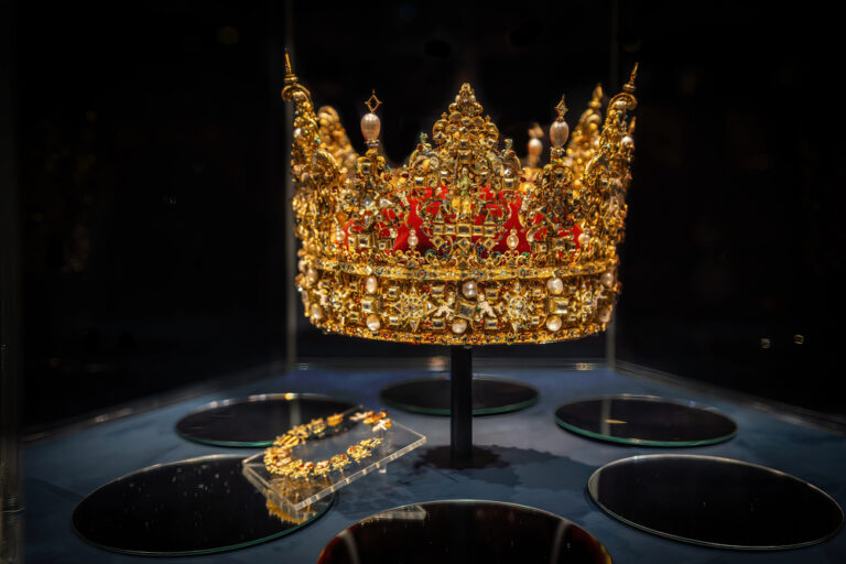 15 Historic Crowns And Their Priceless Gems