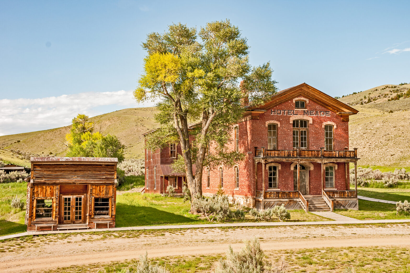 15 Photos Of Ghost Towns That Were Once Bustling Communities